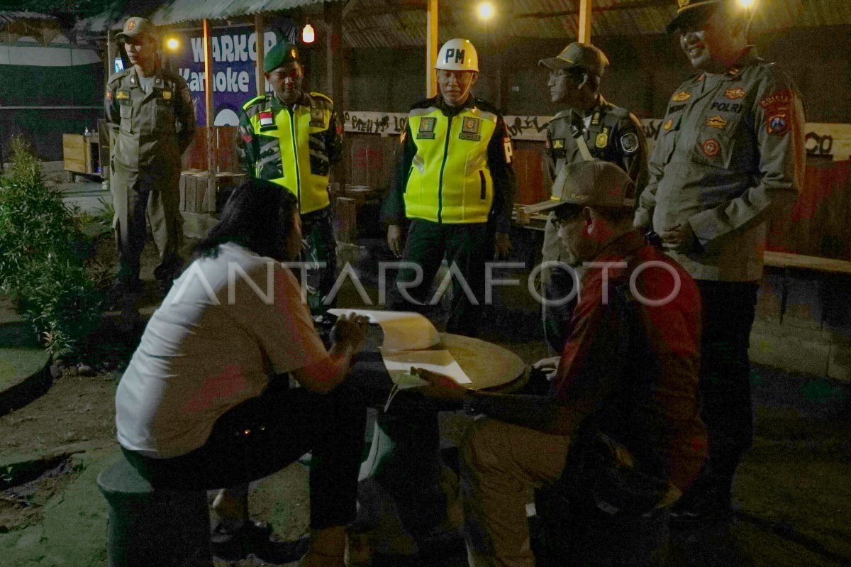 Razia kafe karaoke saat Ramadhan | ANTARA Foto