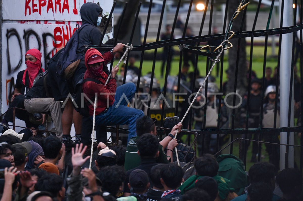 Aksi terkait Revisi UU TNI | ANTARA Foto