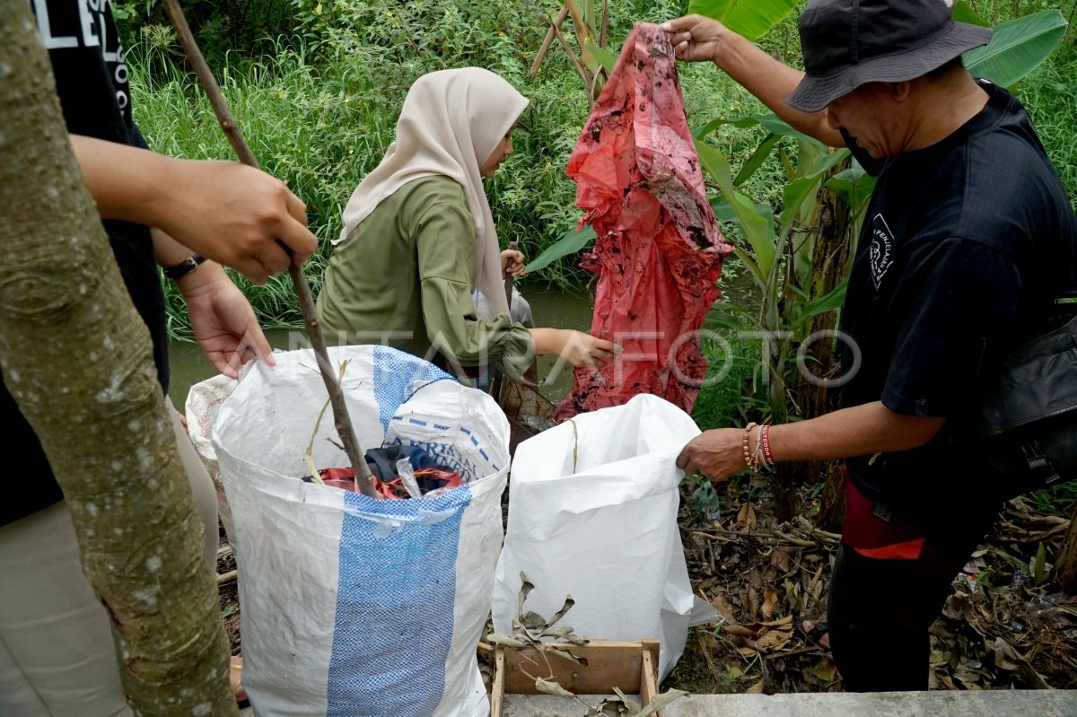 Aksi bersih sungai peringati Hari Air sedunia | ANTARA Foto