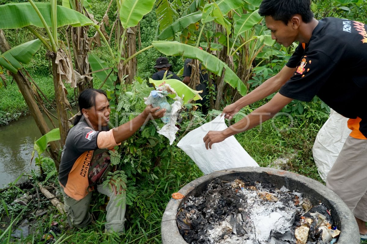 Aksi bersih sungai peringati Hari Air sedunia | ANTARA Foto