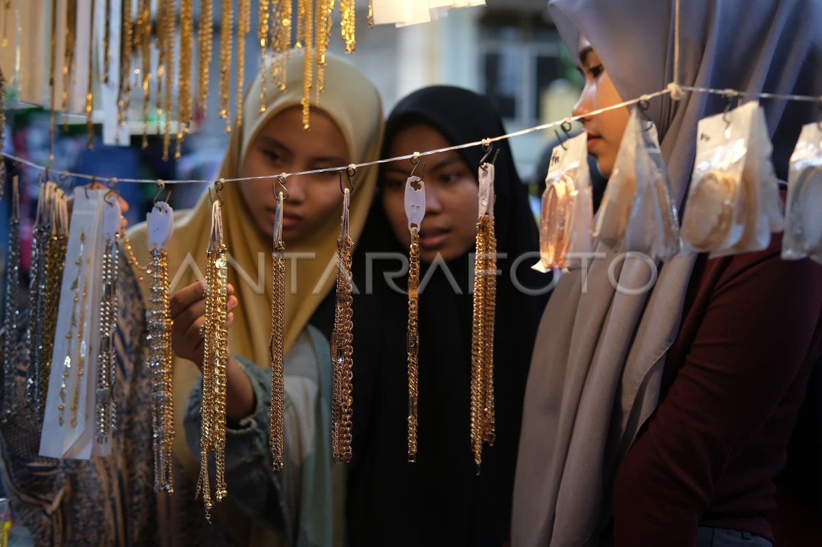 Masyarakat belanja kebutuhan lebaran Di Pontianak | ANTARA Foto