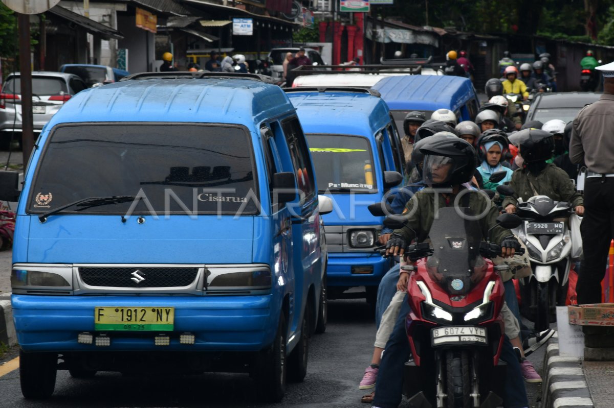 Larangan angkot melintasi jalur Puncak Bogor | ANTARA Foto