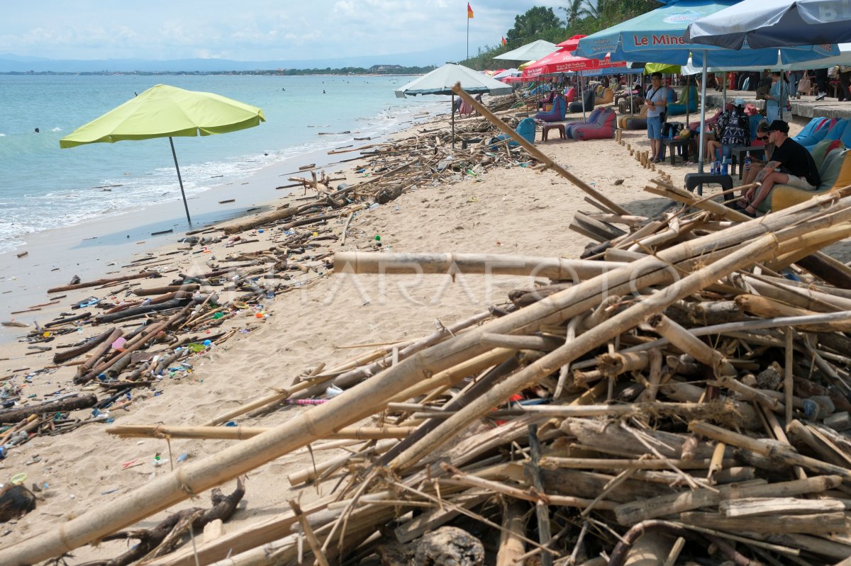Dampak cuaca ekstrem di Pantai Kuta Bali | ANTARA Foto