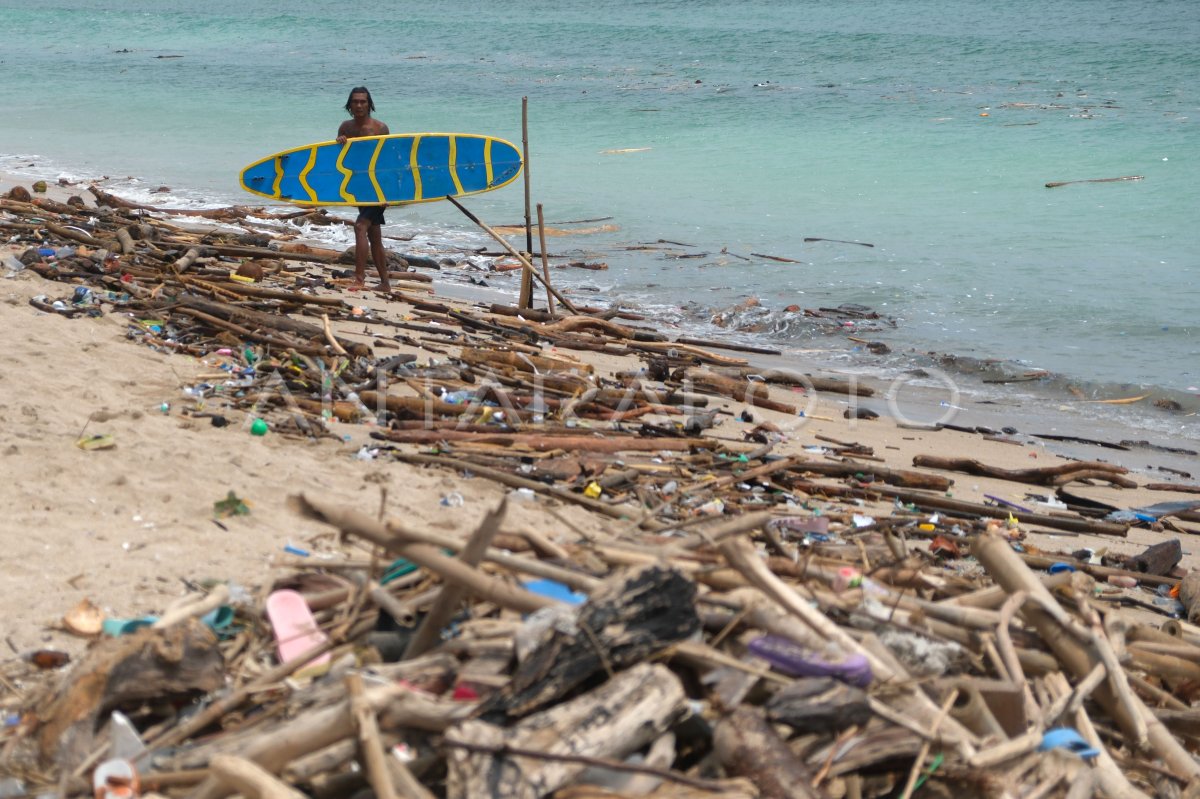 Dampak cuaca ekstrem di Pantai Kuta Bali | ANTARA Foto