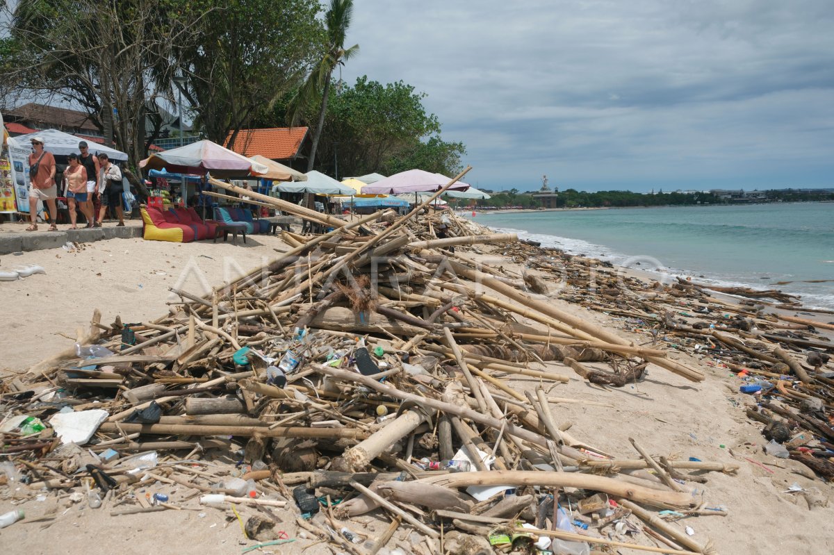 Dampak cuaca ekstrem di Pantai Kuta Bali | ANTARA Foto