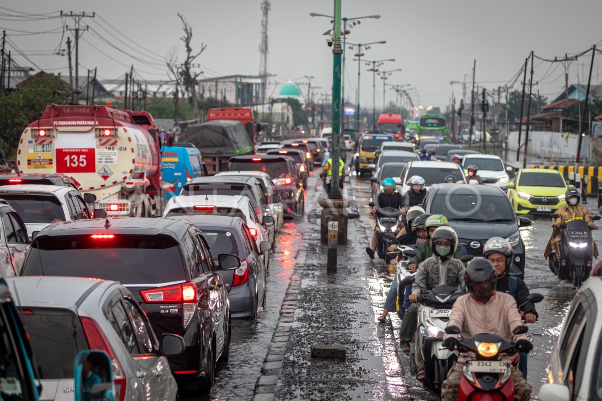 Banjir rob genangi jalur mudik pantura Demak | ANTARA Foto