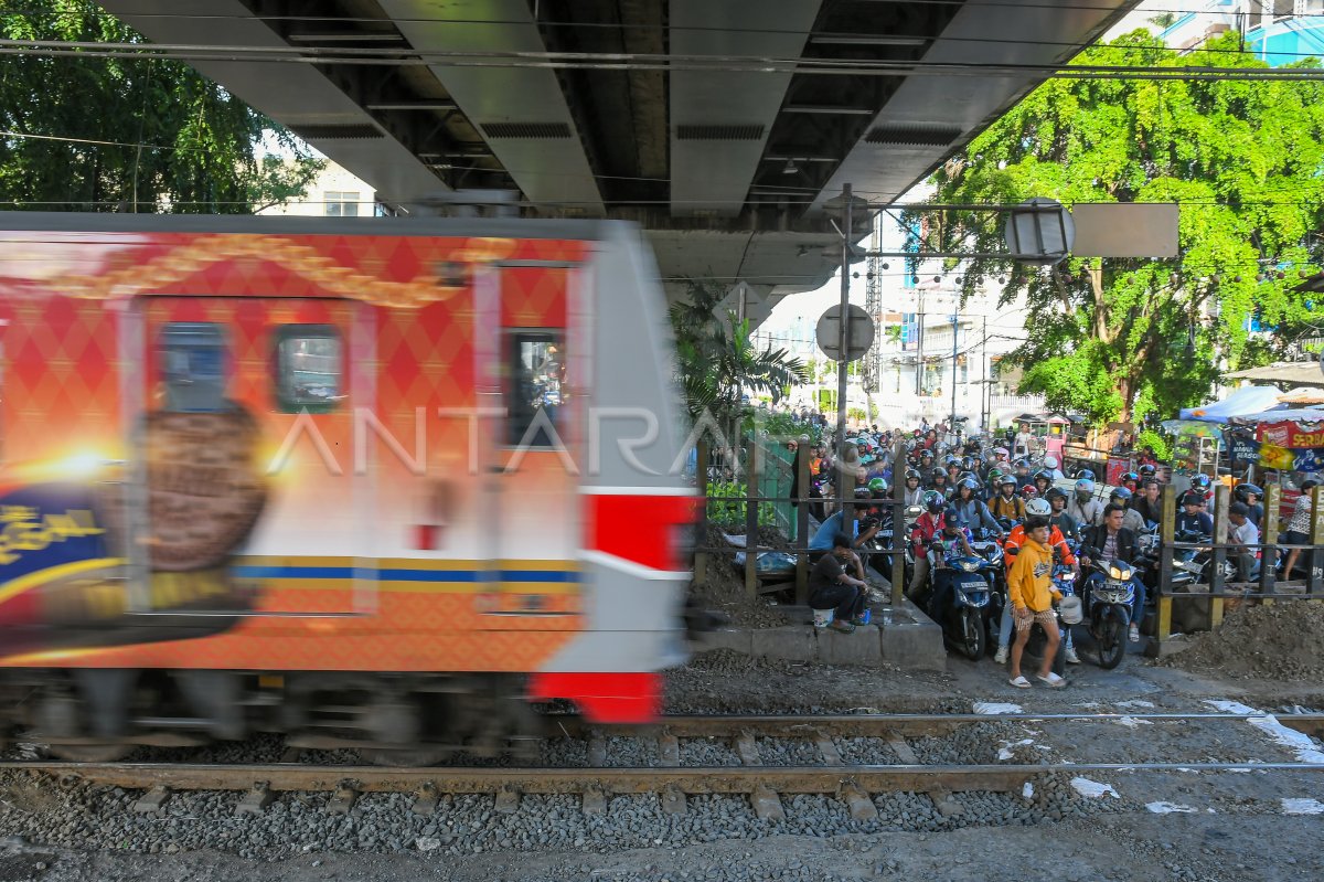 Penutupan jalur perlintasan kereta | ANTARA Foto