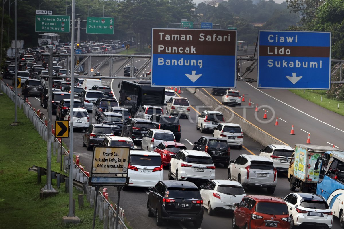 Kepadatan kendaraan menuju jalur wisata Puncak | ANTARA Foto