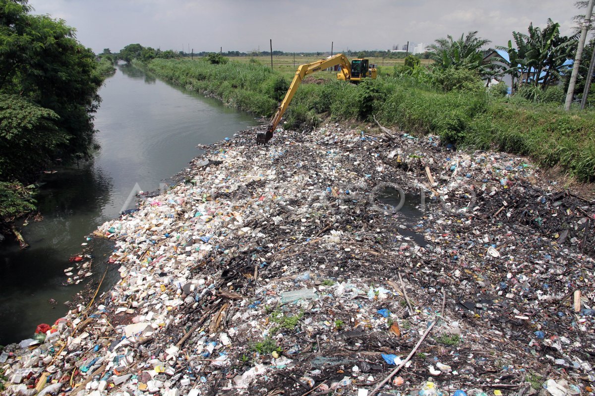 Pembersihan sungai tercemar sampah di Deli Serdang | ANTARA Foto