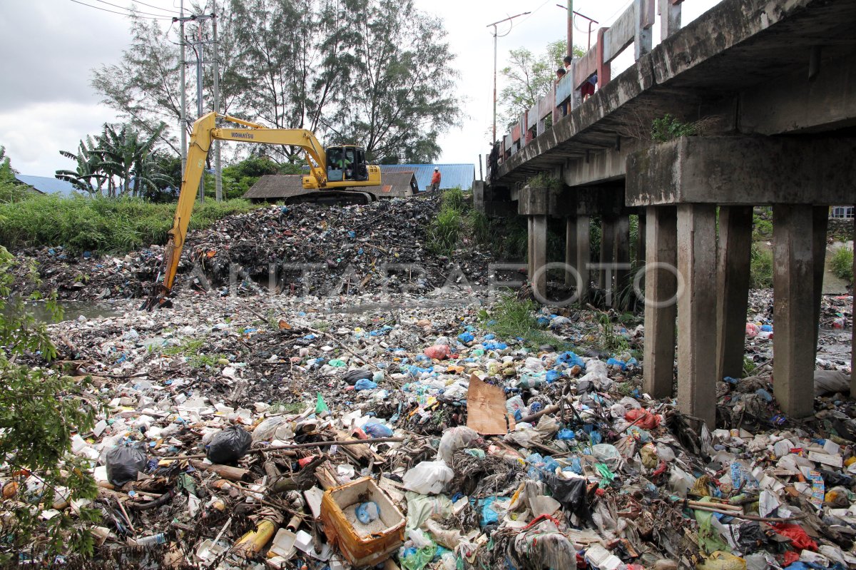 Pembersihan sungai tercemar sampah di Deli Serdang | ANTARA Foto