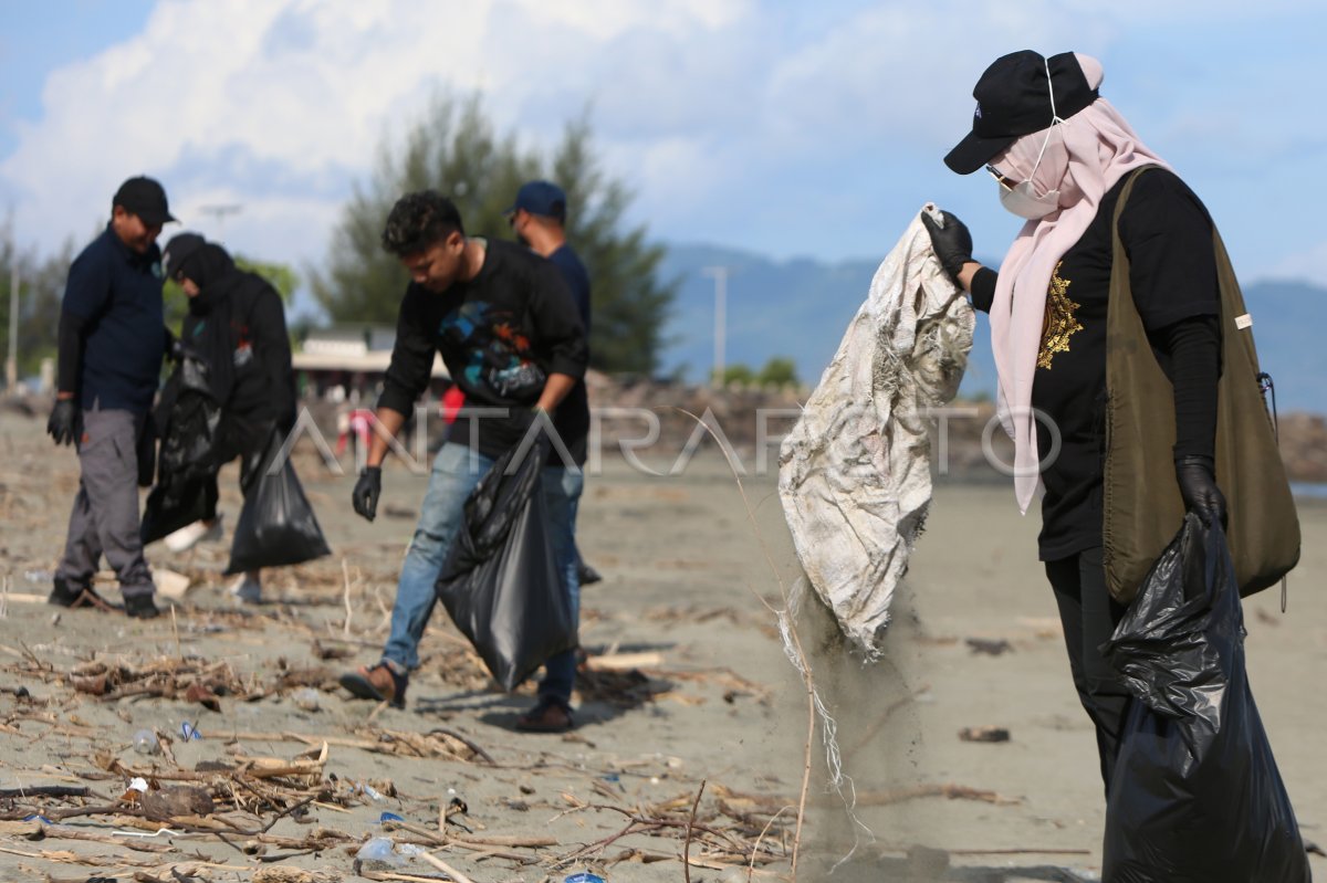Pelaku wisata bersihkan sampah plastik di pantai | ANTARA Foto