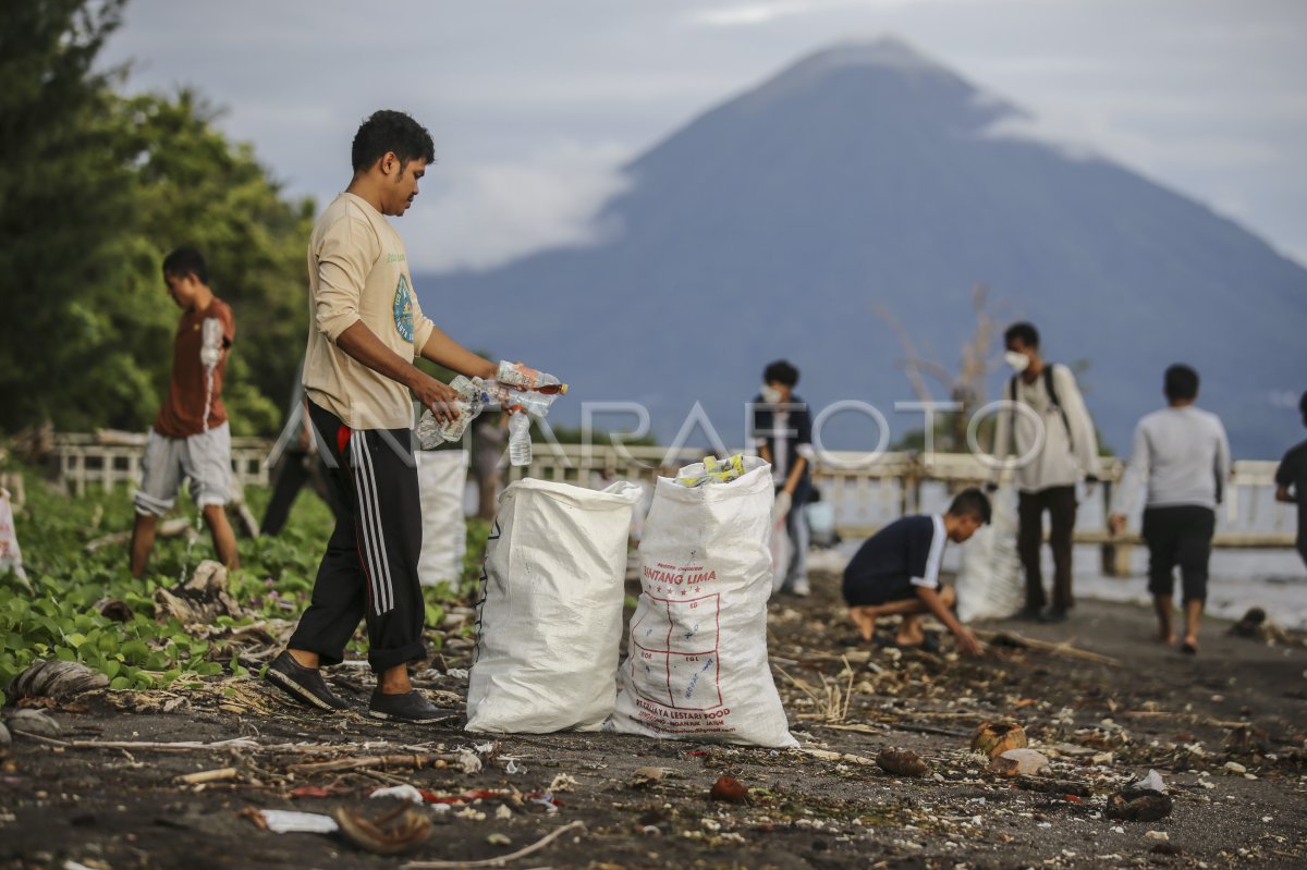 Aksi bersih-bersih sampah di Pantai Kastela Ternate | ANTARA Foto
