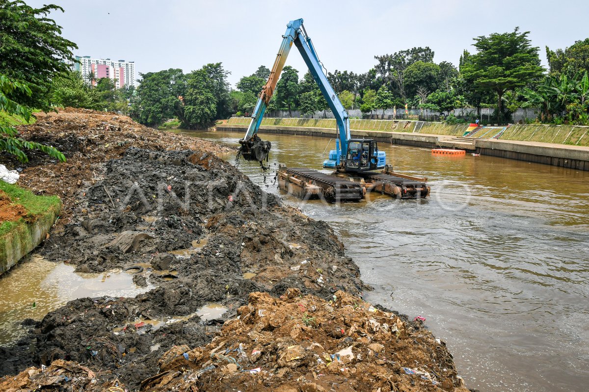 Pengerukan sedimentasi Sungai Ciliwung Jakarta | ANTARA Foto
