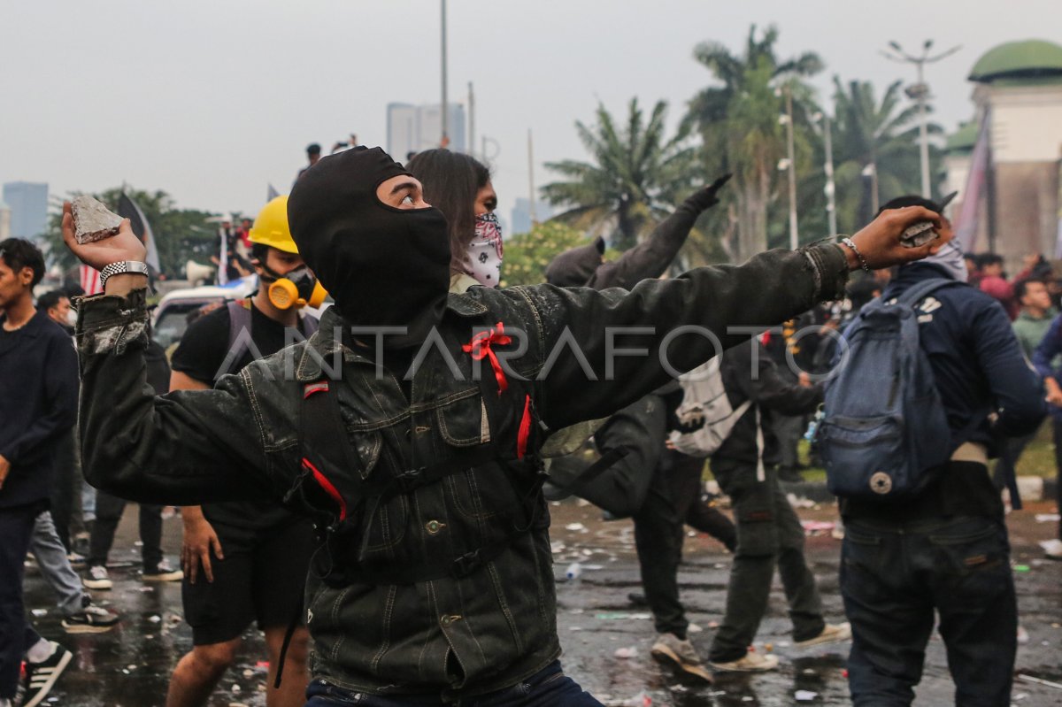 Polisi bubarkan aksi Hari Buruh Internasional di DPR | ANTARA Foto