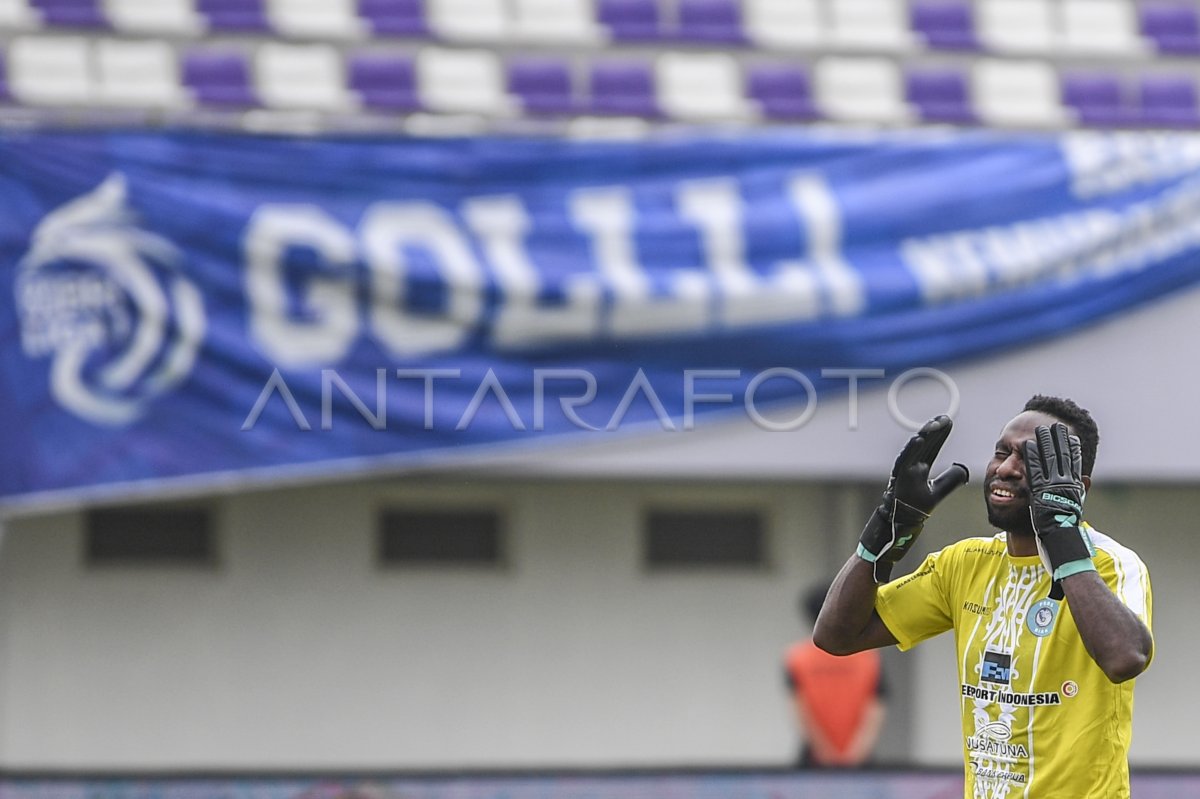 Persita Tangerang contra PSBS Biak | ANTARA Foto