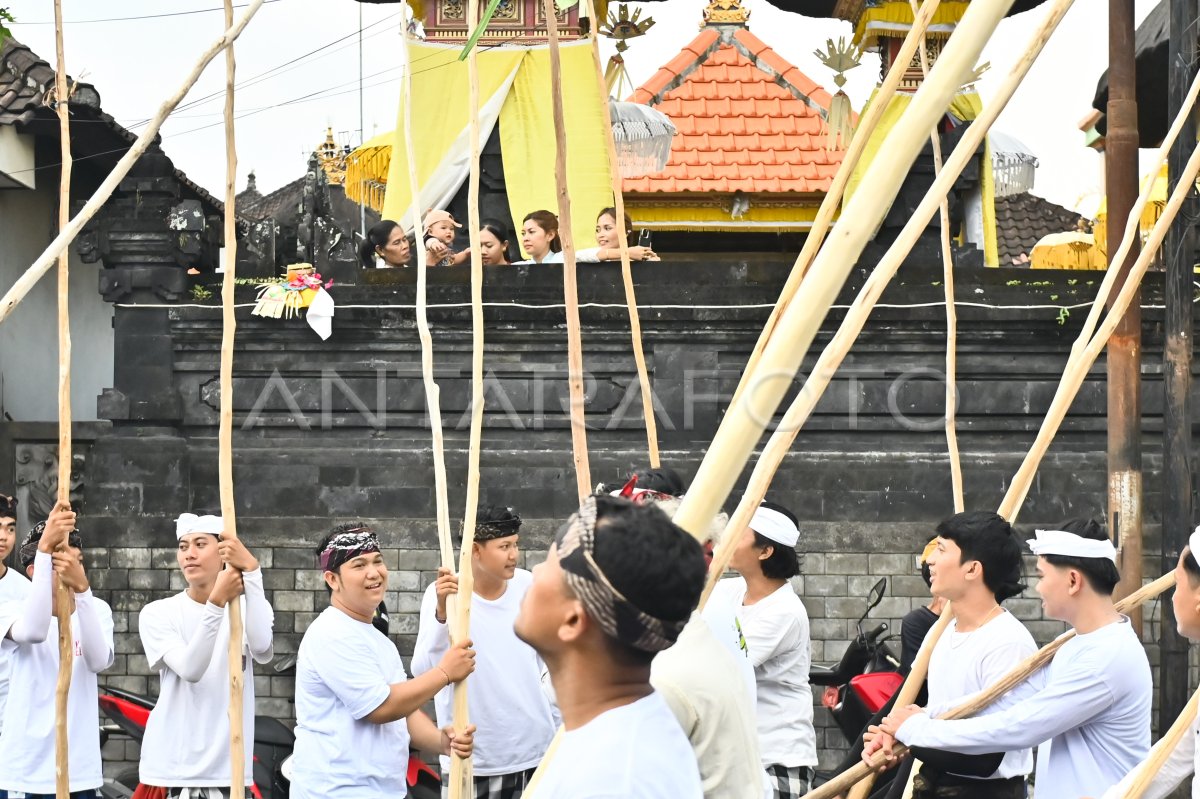 Mekotek Tradition during Brass Day | ANTARA Foto