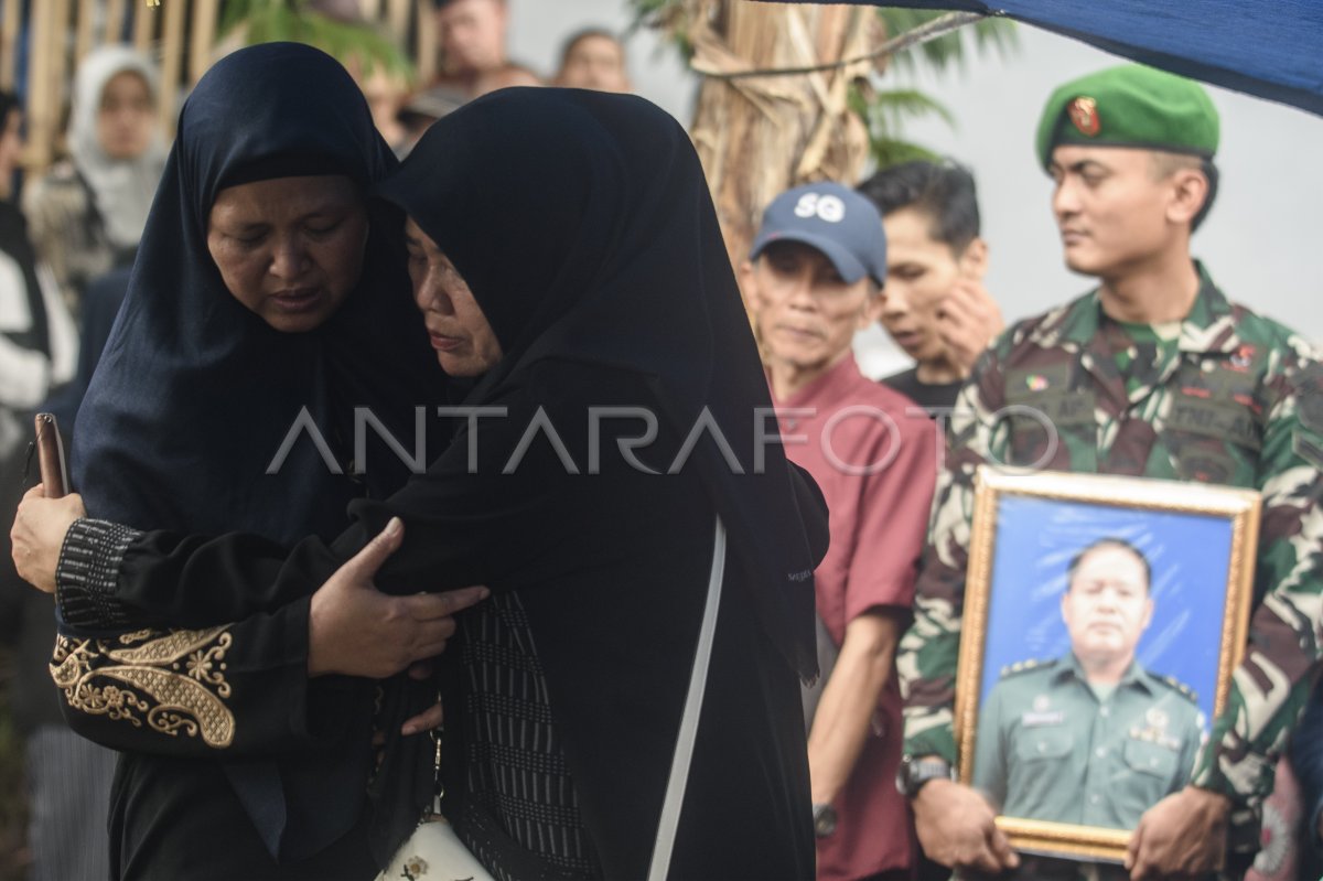 Pemakaman prajurit TNI korban ledakan amunisi | ANTARA Foto