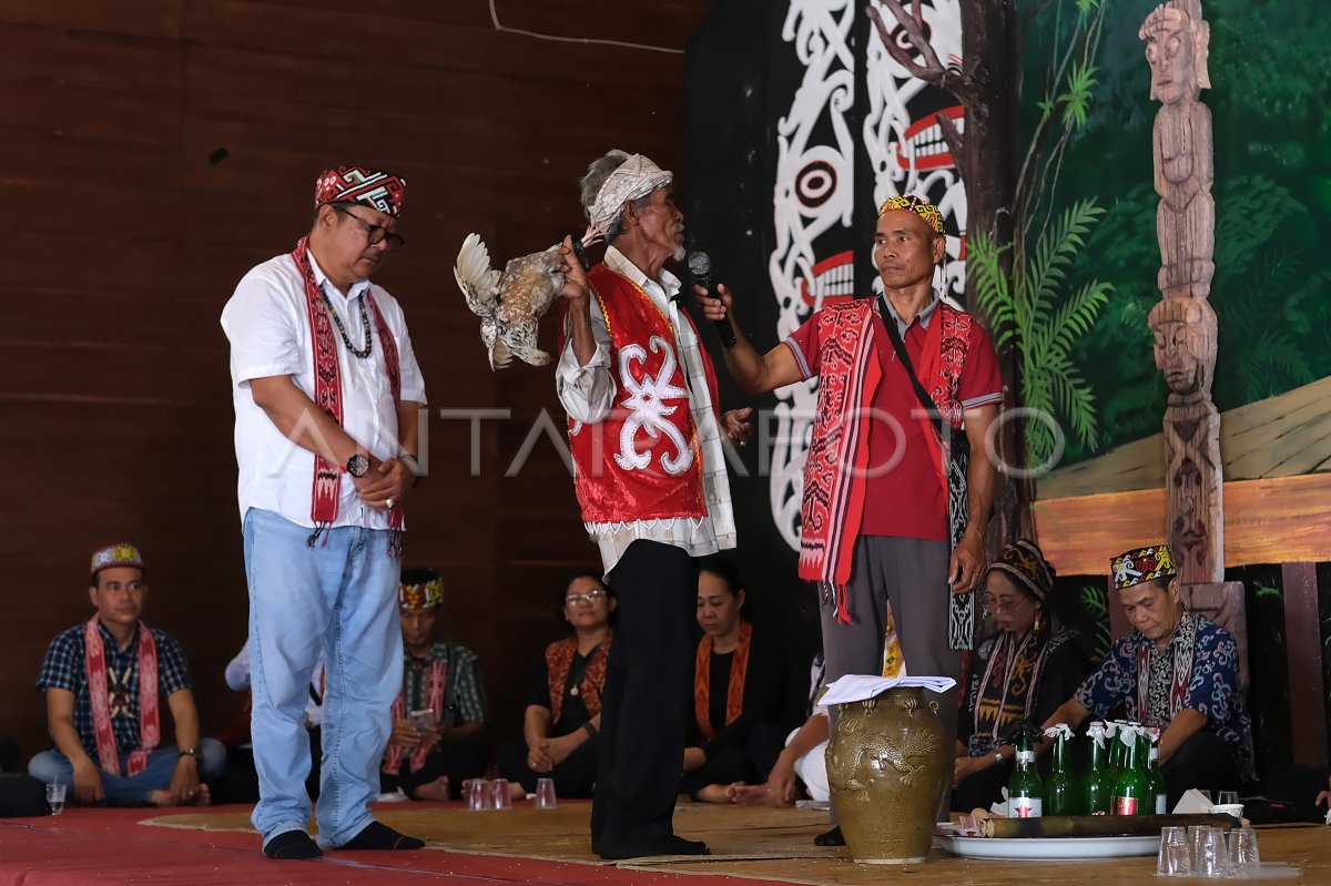 Upacara Adat Madah Gawai Dayak Kalbar | ANTARA Foto