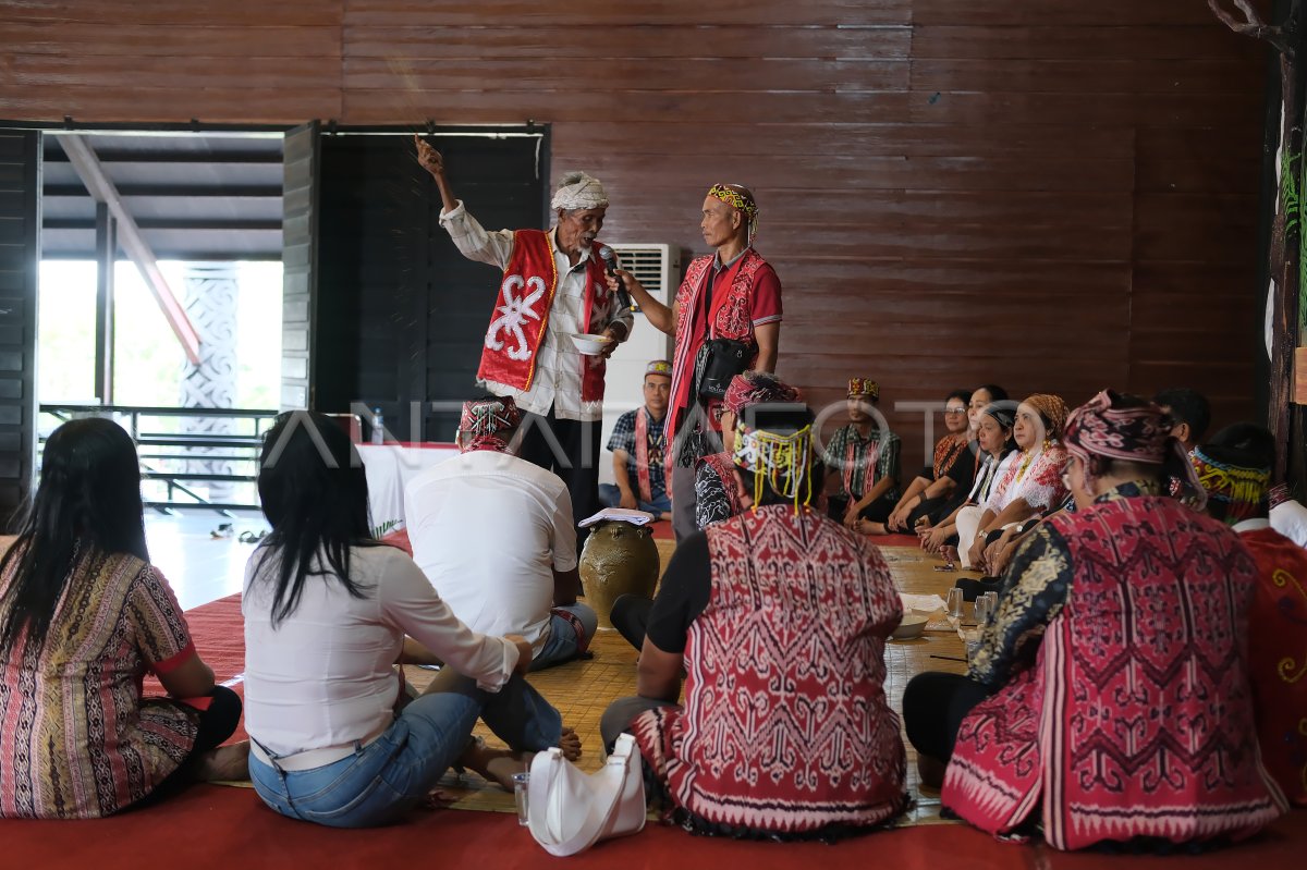 Upacara Adat Madah Gawai Dayak Kalbar | ANTARA Foto