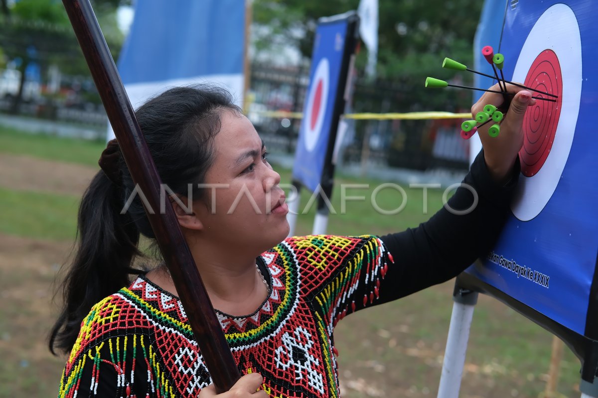 Lomba Menyumpit pada Pekan Gawai Dayak | ANTARA Foto
