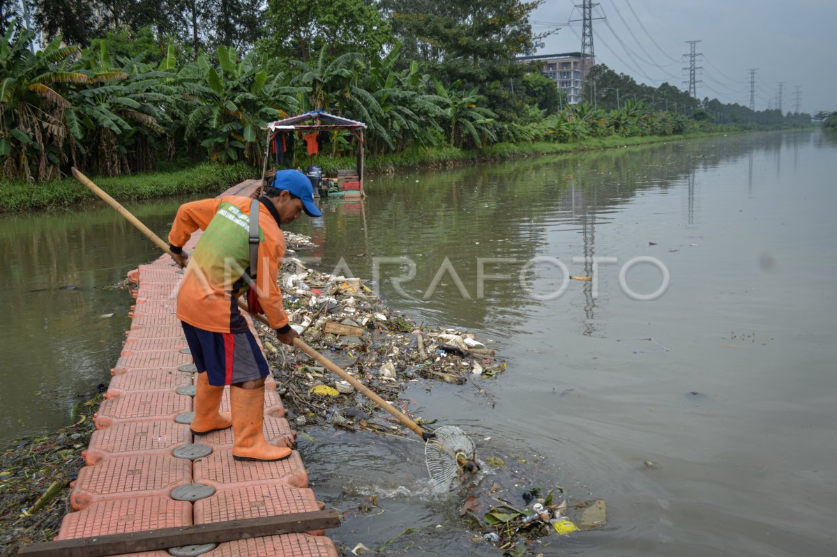 Pembersihan sungai BKT Jakarta dari sampah | ANTARA Foto
