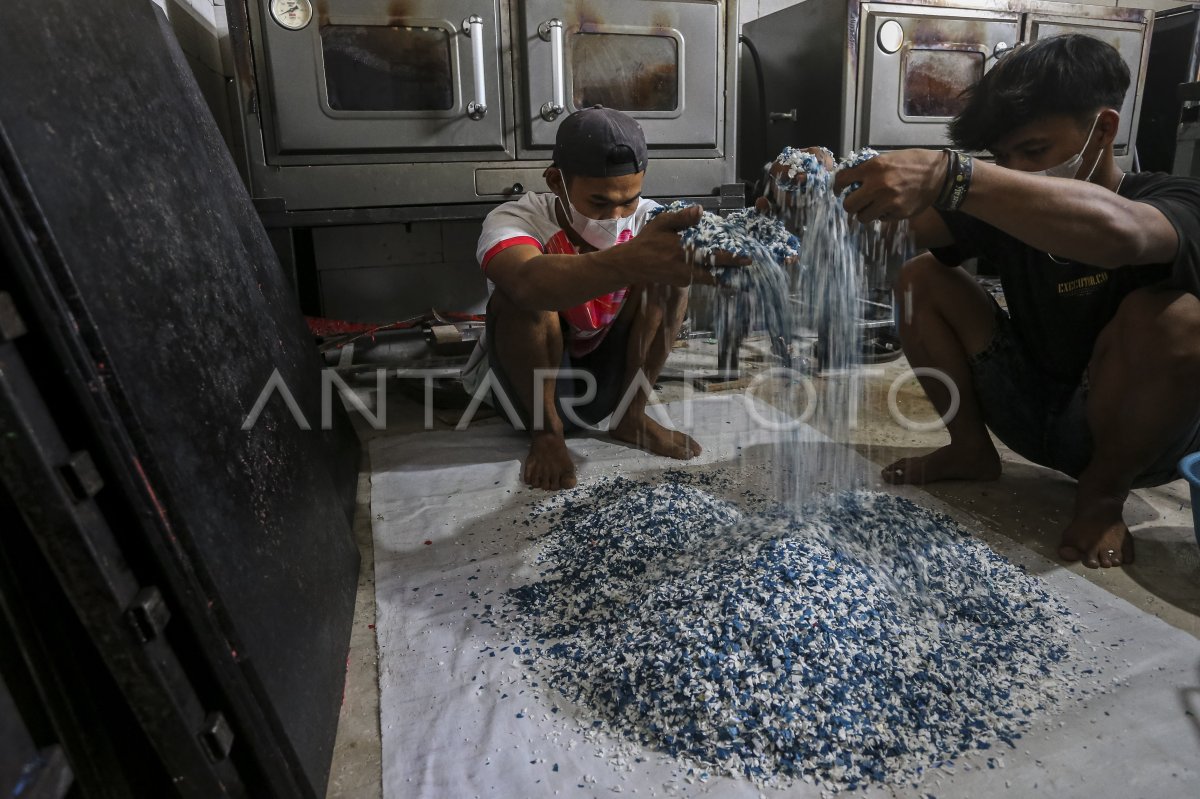 Produksi furnitur berbahan daur ulang sampah plastik | ANTARA Foto