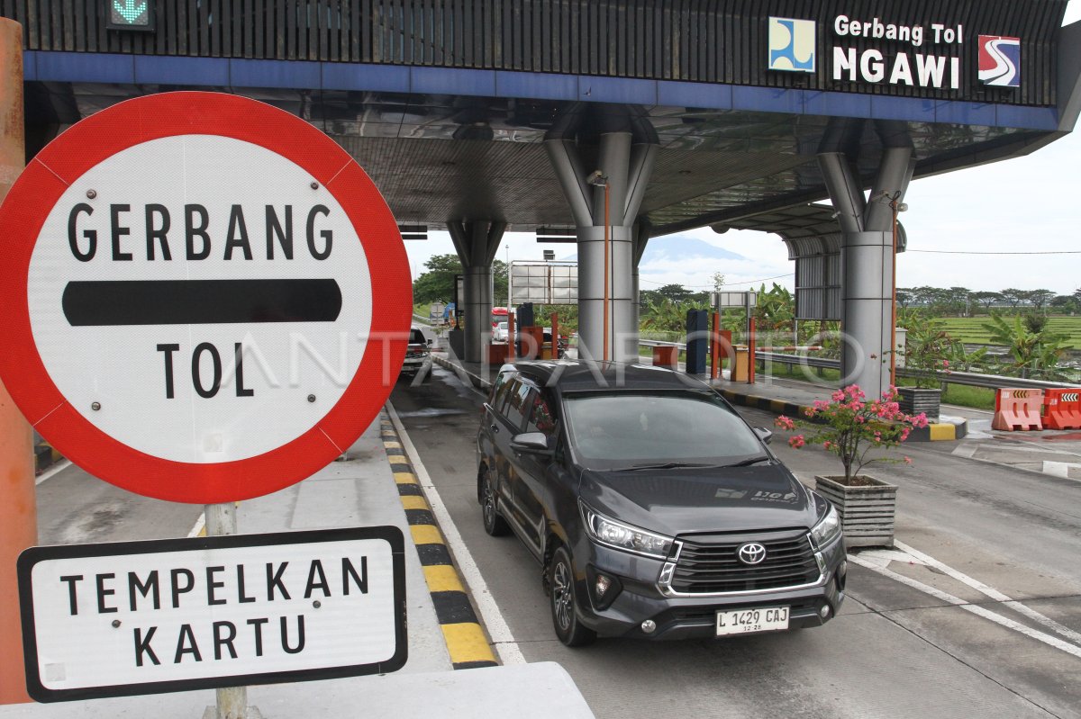 Arus kendaraan selama libur Idul Adha di gerbang tol Ngawi | ANTARA Foto