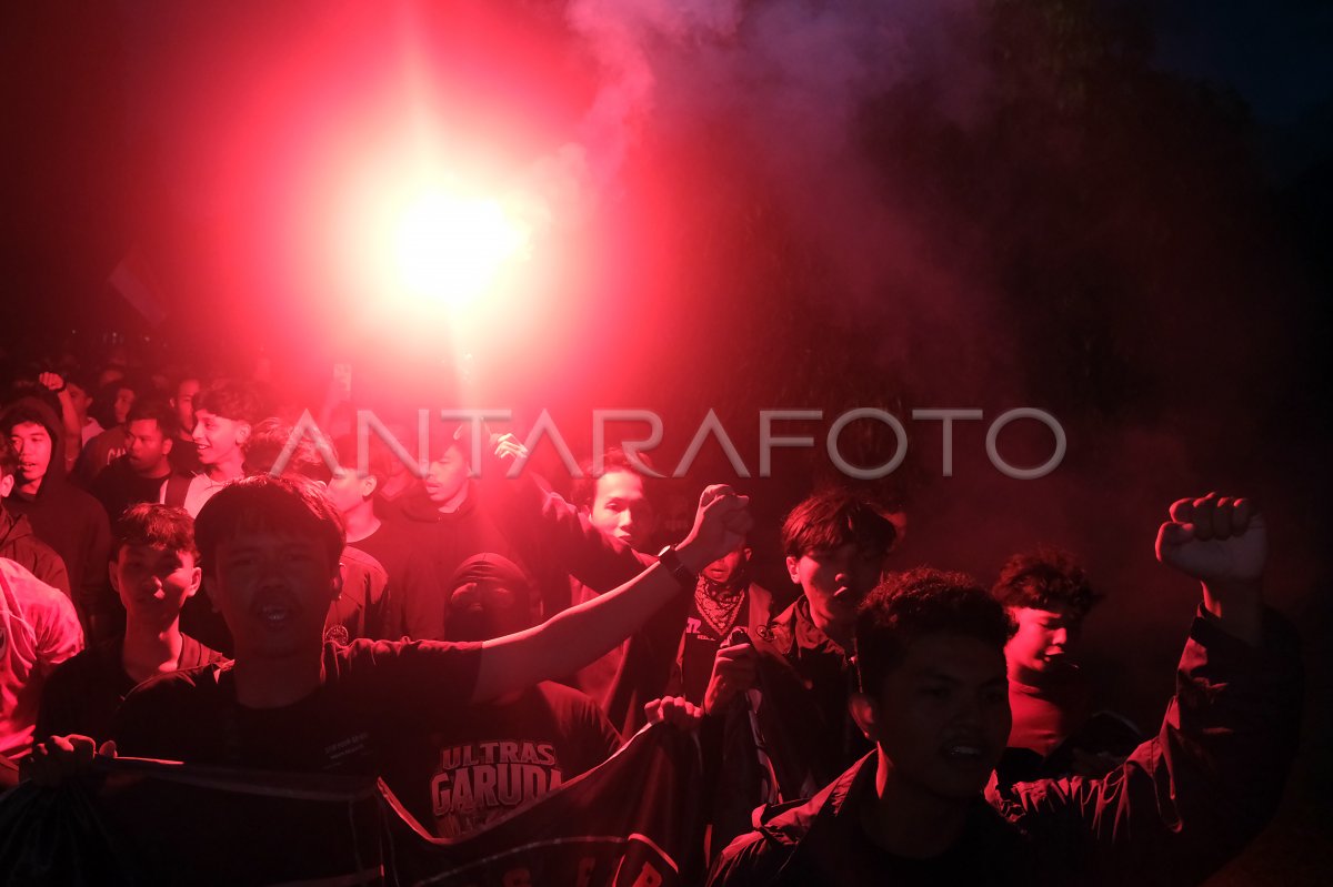 Nonton bareng Timnas Indonesia di ruang publik | ANTARA Foto