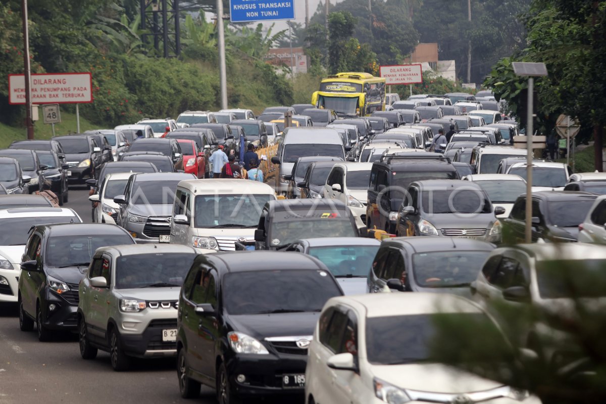 Kepadatan kendaraan jalur Puncak Bogor libur Tahun Baru Islam | ANTARA Foto