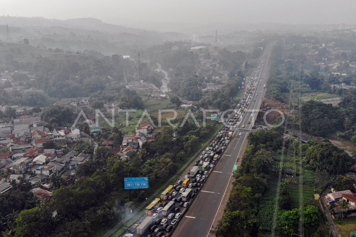 Kepadatan kendaraan jalur Puncak Bogor libur Tahun Baru Islam | ANTARA Foto