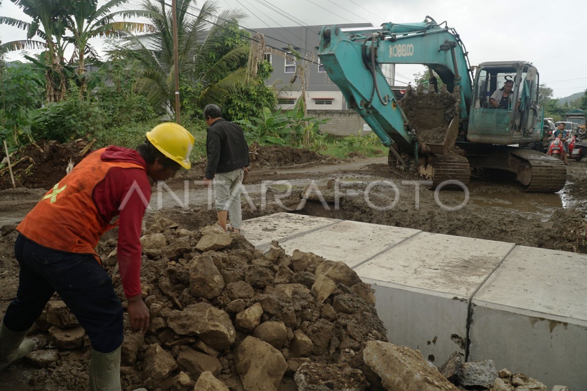 Perbaikan saluran drainase di Tulungagung | ANTARA Foto