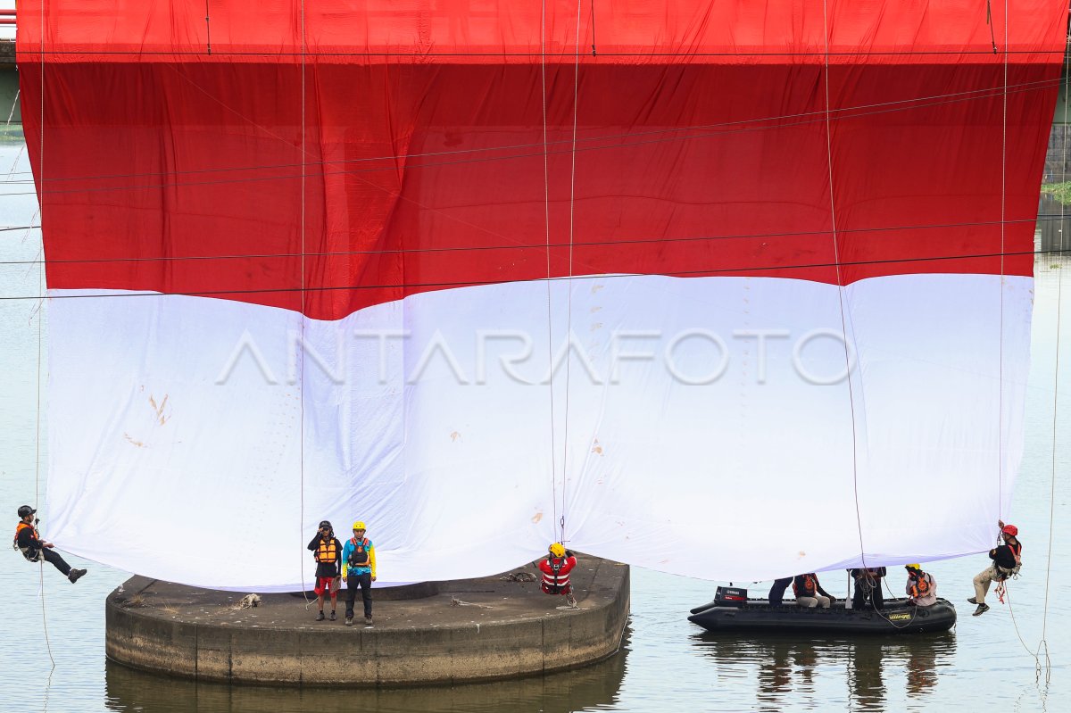 Pembentangan Bendera Merah Putih raksasa di jembatan di Gowa | ANTARA Foto