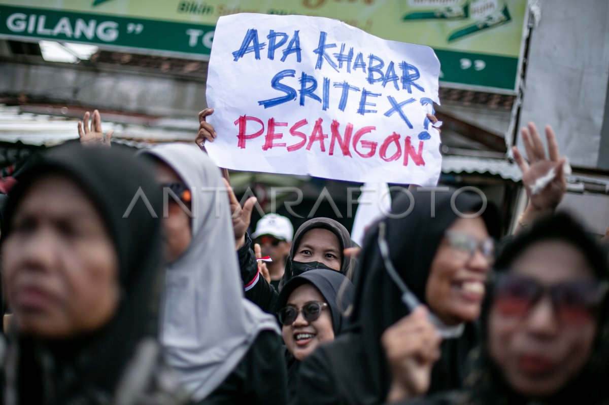 Aksi unjuk rasa mantan pekerja PT. Sritex | ANTARA Foto