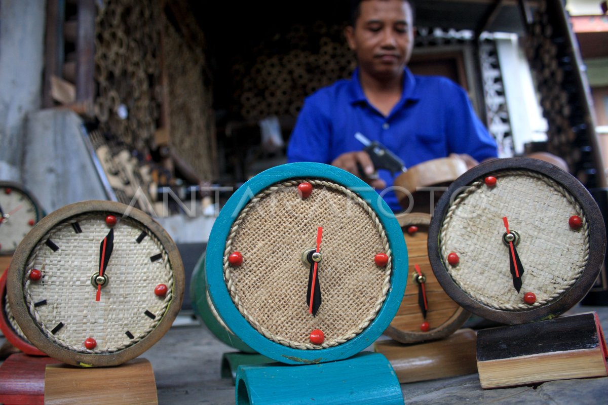 KERAJINAN JAM BAMBU | ANTARA Foto