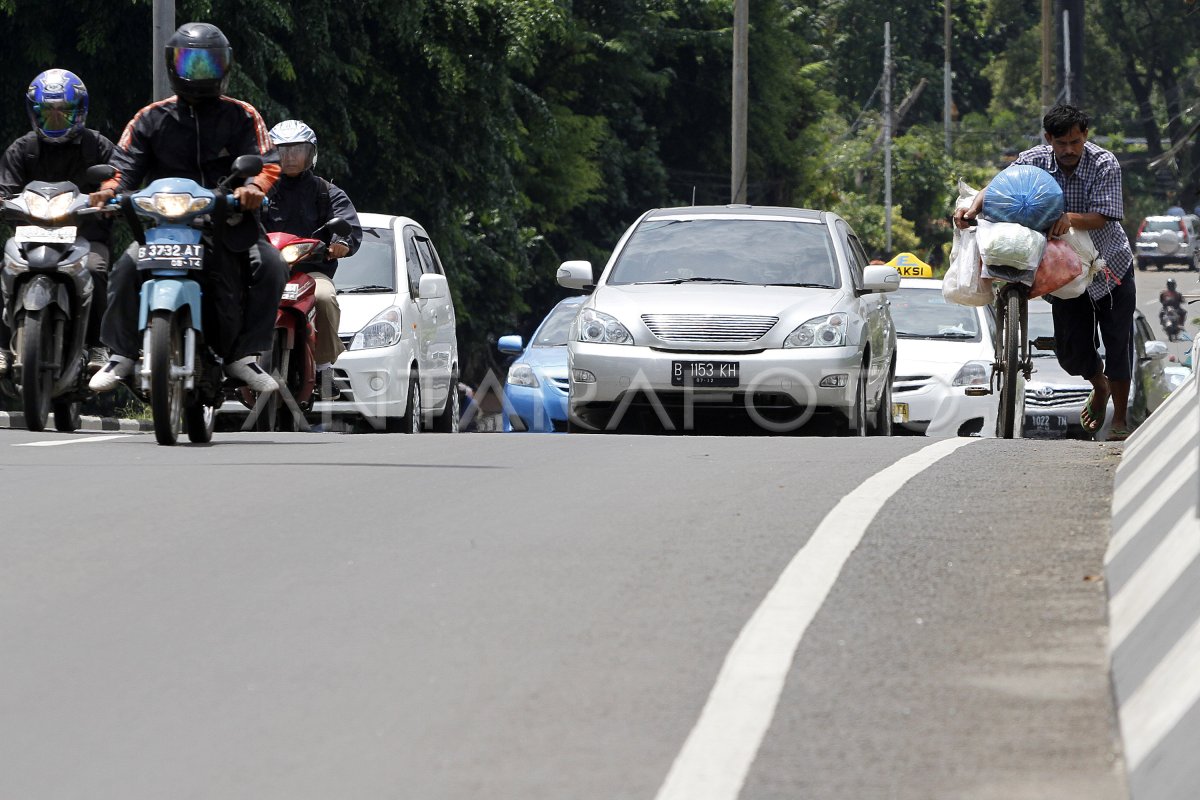 ANGGARAN PERBAIKAN JALAN | ANTARA Foto