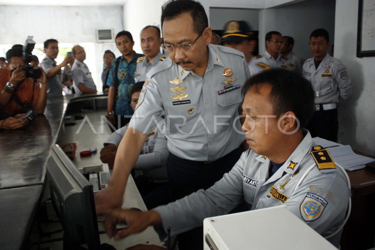 PANTAU JEMBATAN TIMBANG | ANTARA Foto PANTAU JEMBATAN TIMBANG | ANTARA Foto