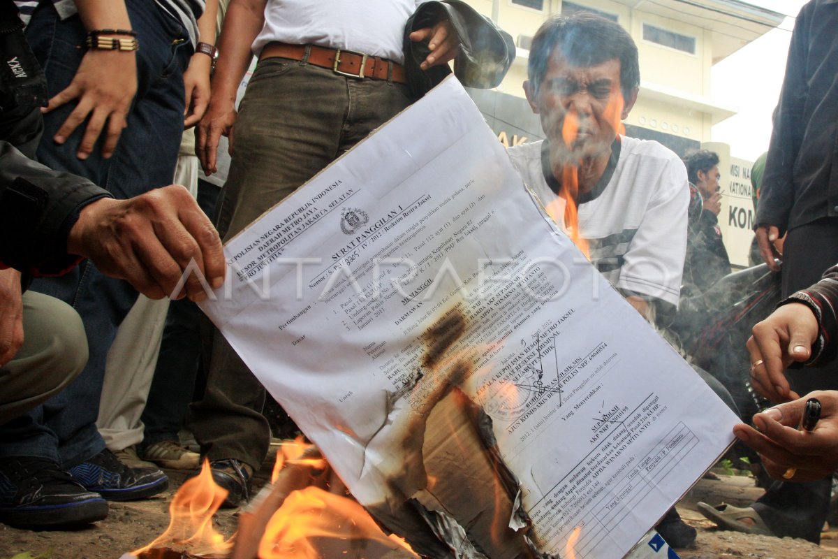 TOLAK PENGGUSURAN | ANTARA Foto TOLAK PENGGUSURAN | ANTARA Foto
