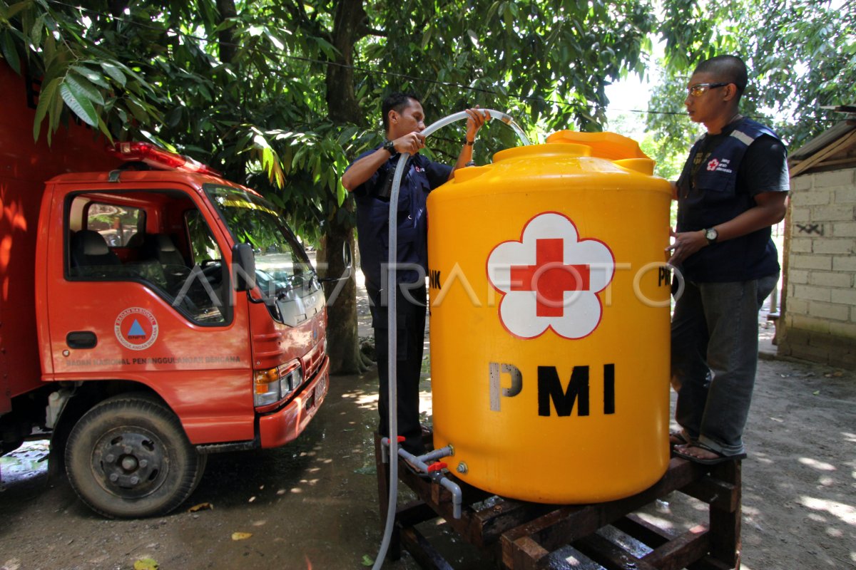 DISTRIBUSI AIR BERSIH | ANTARA Foto