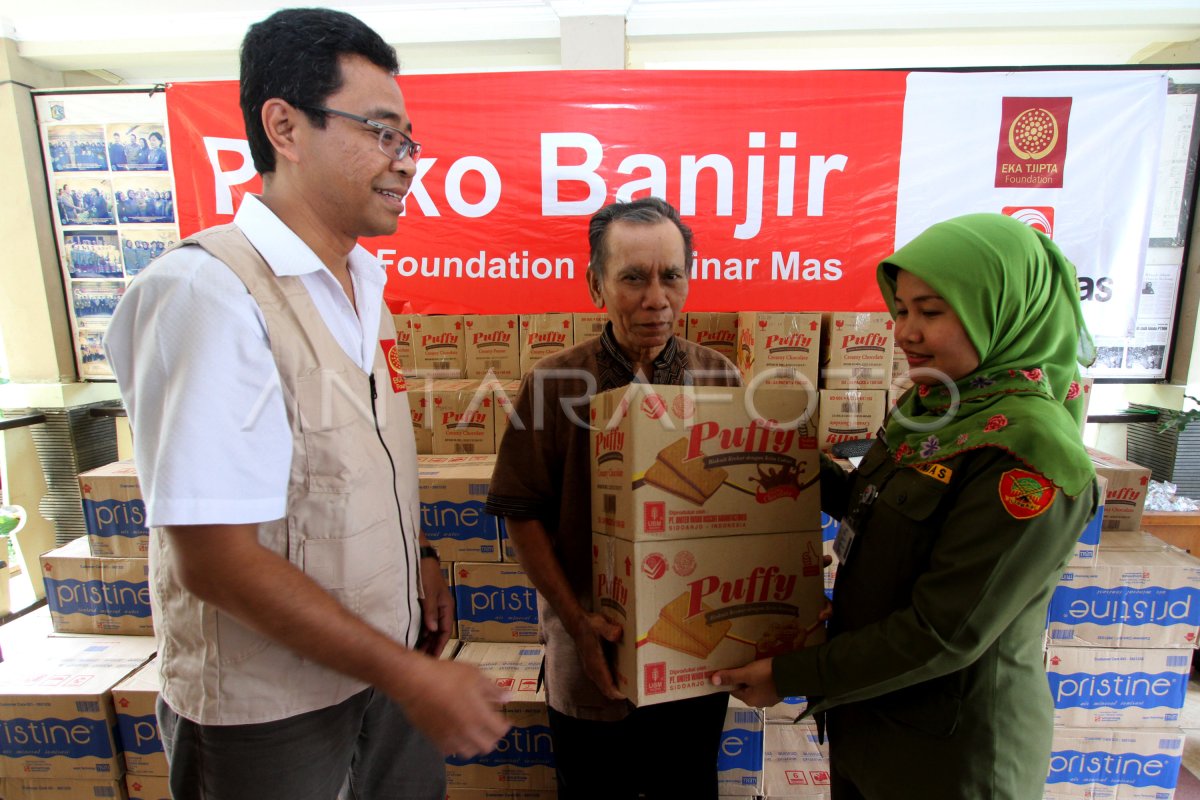DISTRIBUSI BANTUAN KORBAN BANJIR | ANTARA Foto