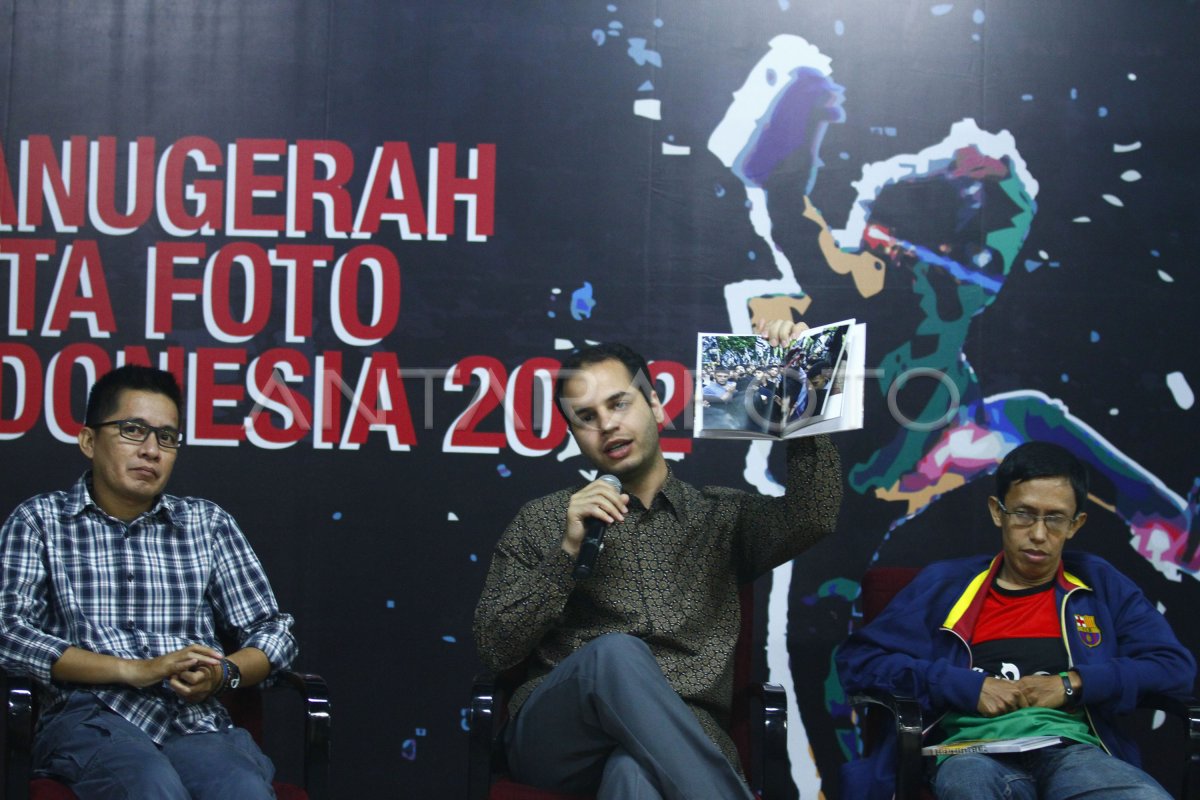 PELUNCURAN BUKU FOTOGRAFI | ANTARA Foto