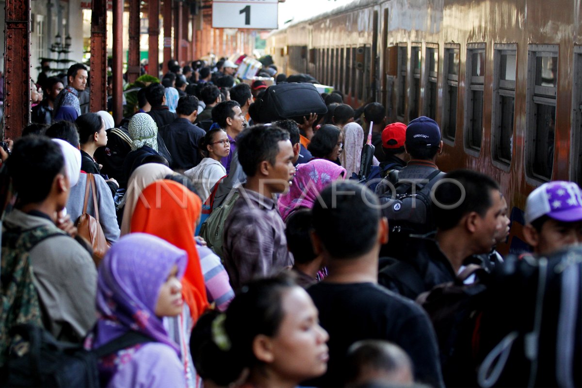 ARUS MUDIK KERETA API | ANTARA Foto