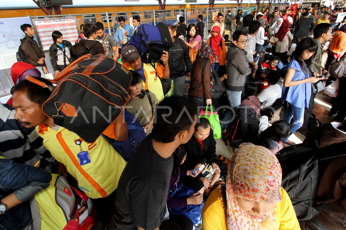 JUMLAH PEMUDIK KERETA API | ANTARA Foto JUMLAH PEMUDIK KERETA API | ANTARA Foto