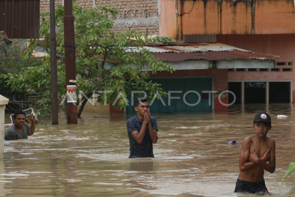 BANJIR LUAPAN SUNGAI | ANTARA Foto