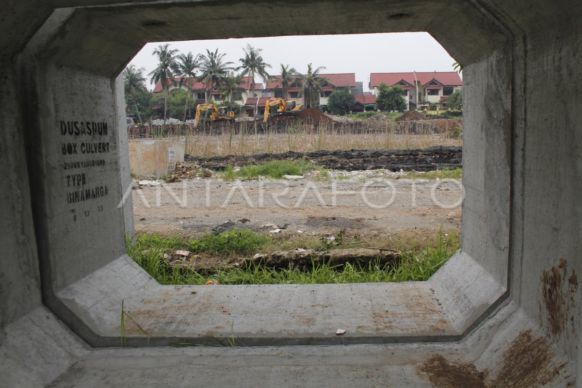PEMBUATAN PENAMPUNGAN RESAPAN AIR | ANTARA Foto PEMBUATAN PENAMPUNGAN RESAPAN AIR | ANTARA Foto