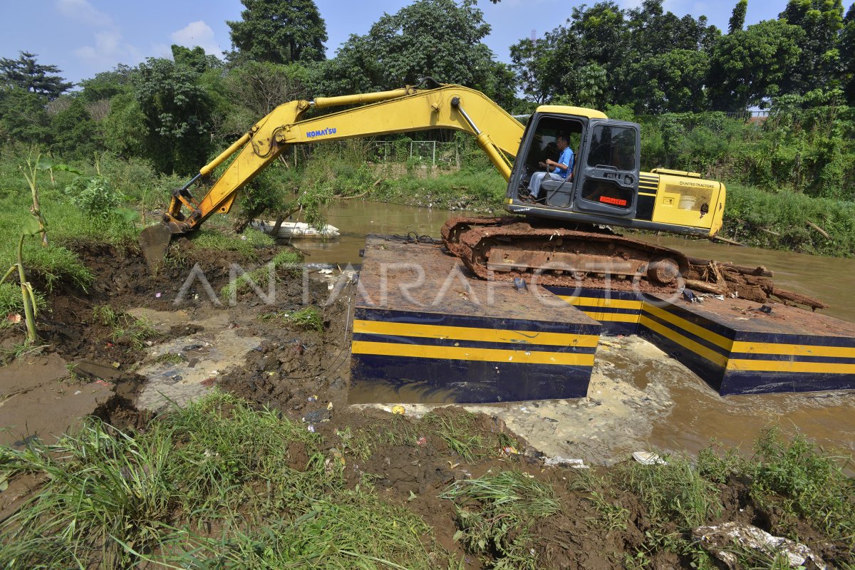 NORMALISASI SUNGAI CILIWUNG | ANTARA Foto