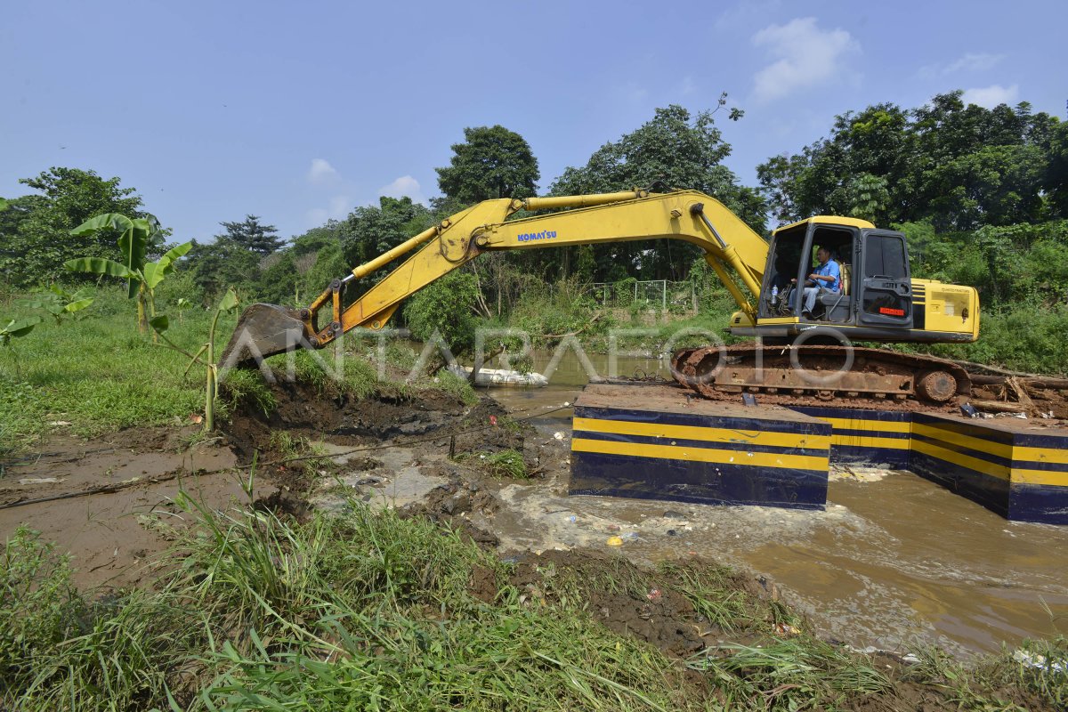 NORMALISASI SUNGAI CILIWUNG | ANTARA Foto