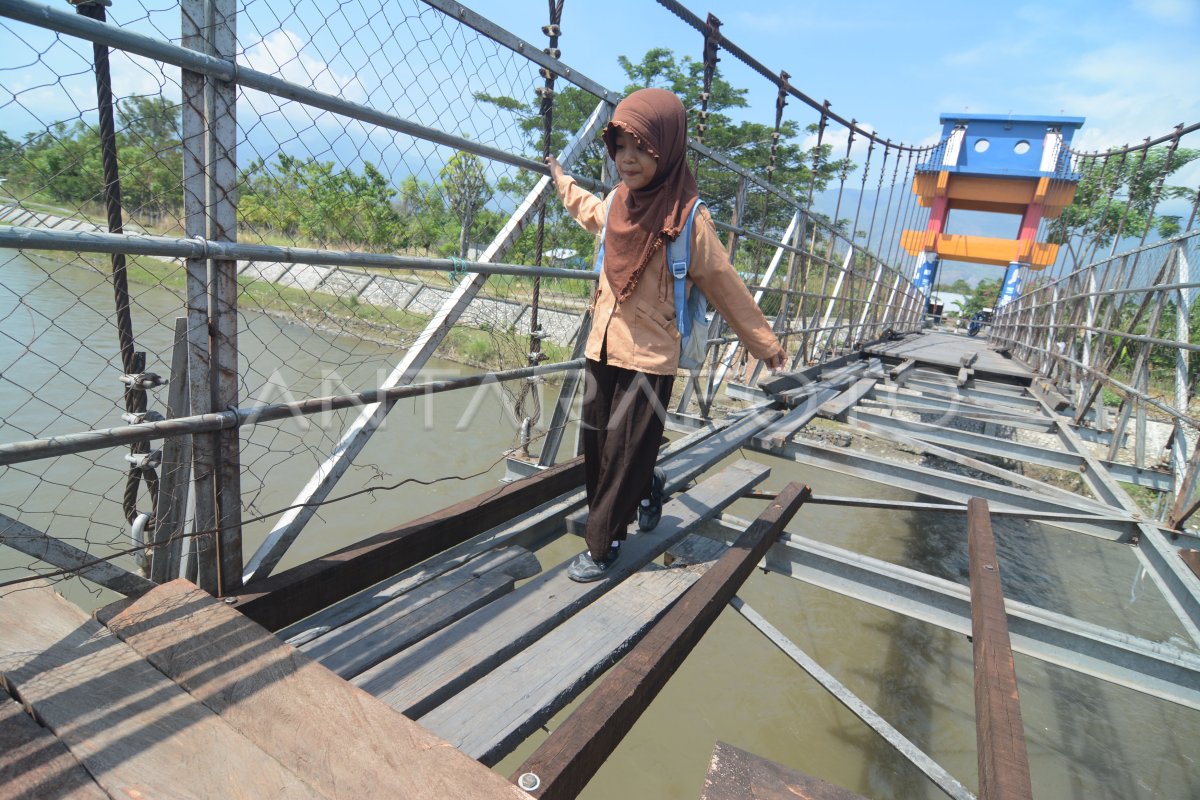JEMBATAN GANTUNG RUSAK | ANTARA Foto