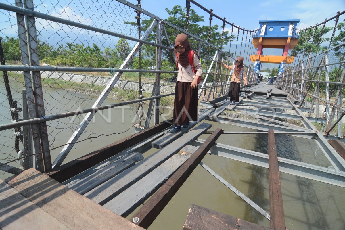 JEMBATAN GANTUNG RUSAK | ANTARA Foto
