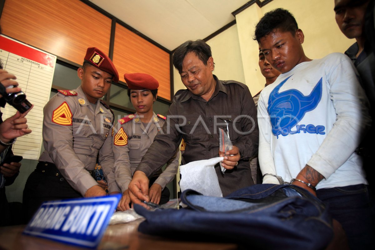 PENANGKAPAN KURIR NARKOBA SOLO | ANTARA Foto PENANGKAPAN KURIR NARKOBA SOLO | ANTARA Foto