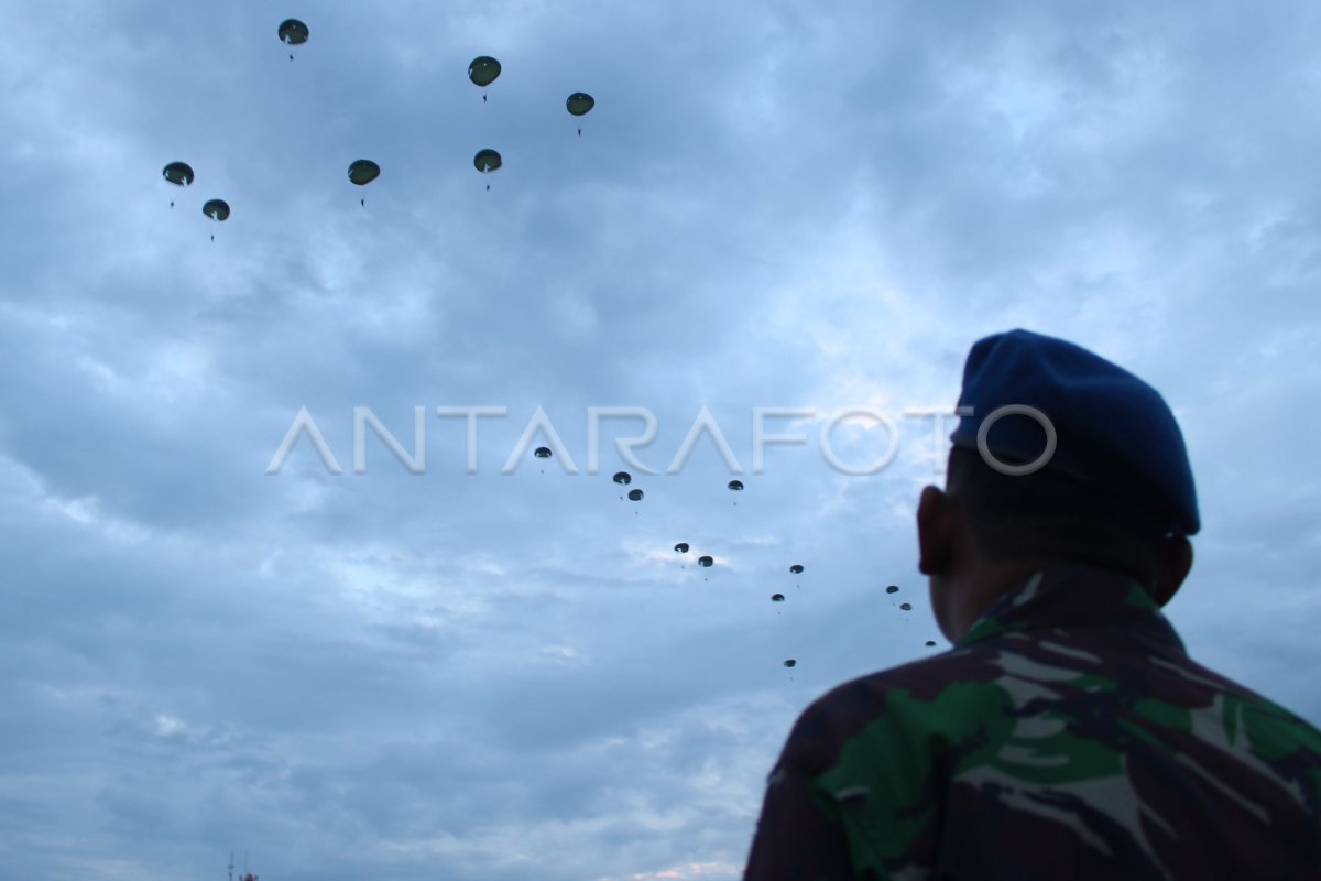 LATIHAN TERJUN PAYUNG TNI AU | ANTARA Foto